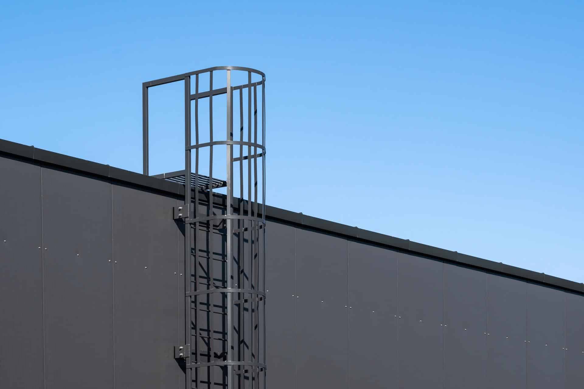 Installation d'échelle à crinoline - accès toiture en toute sécurité